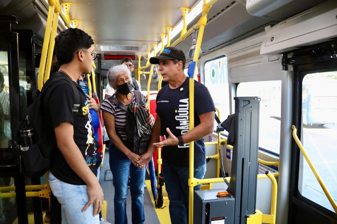 Nueva flota para Transmetro: alcalde Char recibe nuevos buses - La Gran ...