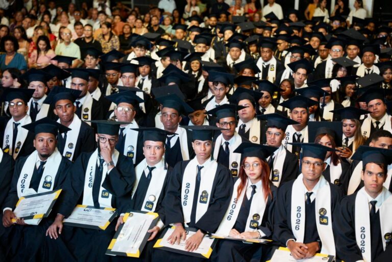 Graduados más de 500 estudiantes de la Institución Universitaria de ...